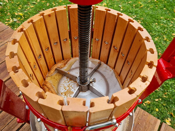 how to use a fruit press? — fruit presses and apple shredders